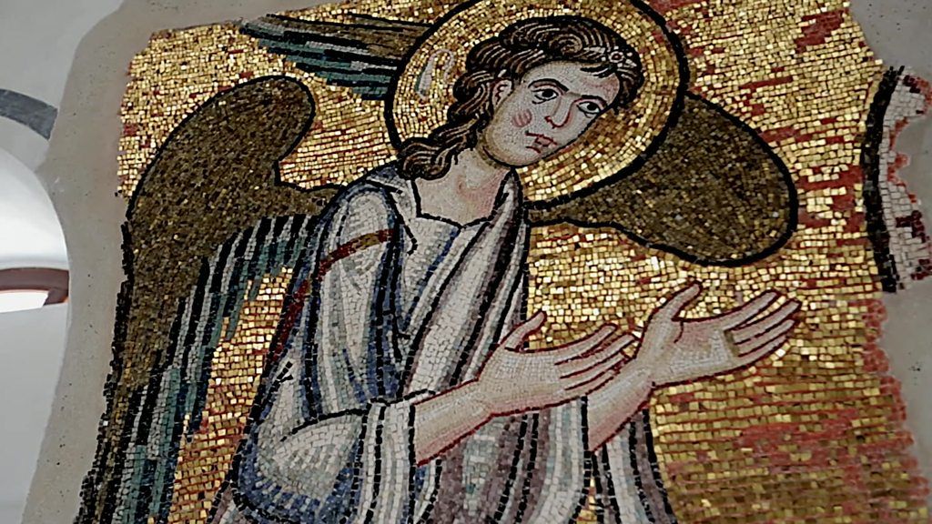 El ángel que pasó 900 años oculto bajo el yeso en la Iglesia de la ...